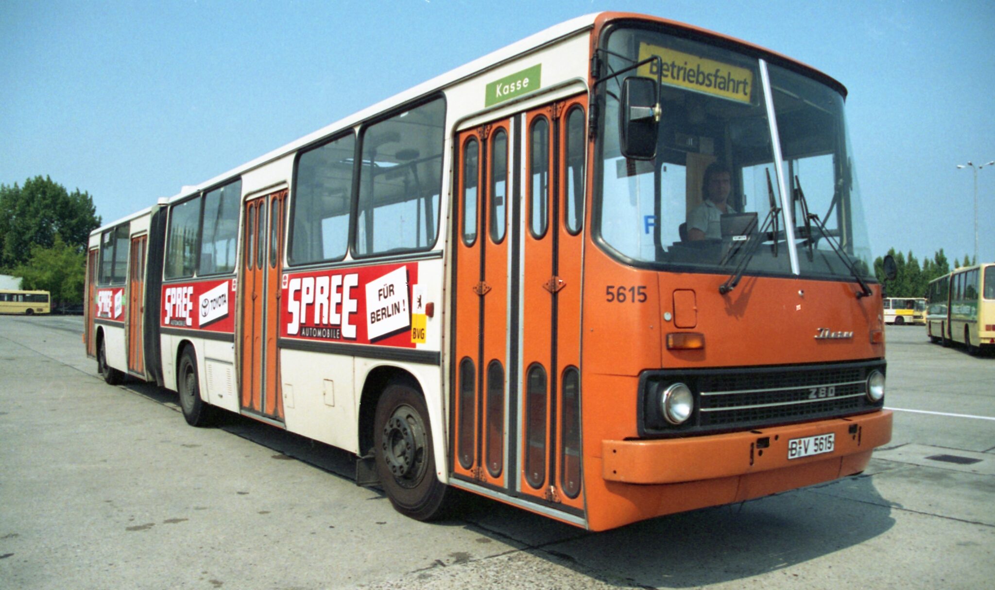 30 Jahre Sonnengelb: Die Straßenbahnen der BVG prägen weiterhin das ...