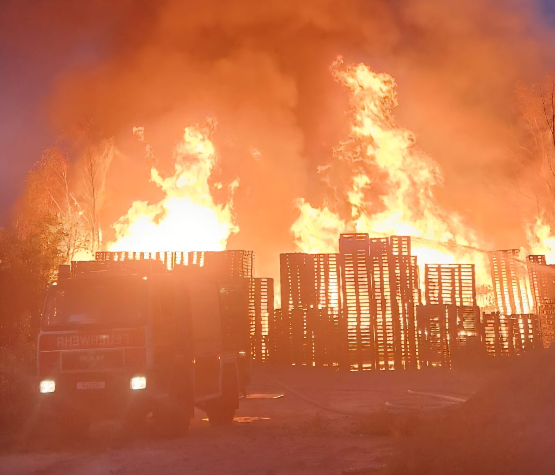 Großbrand in Marzahn: Drei Lagerhallen, Lkw und Holzpaletten in Flammen ...