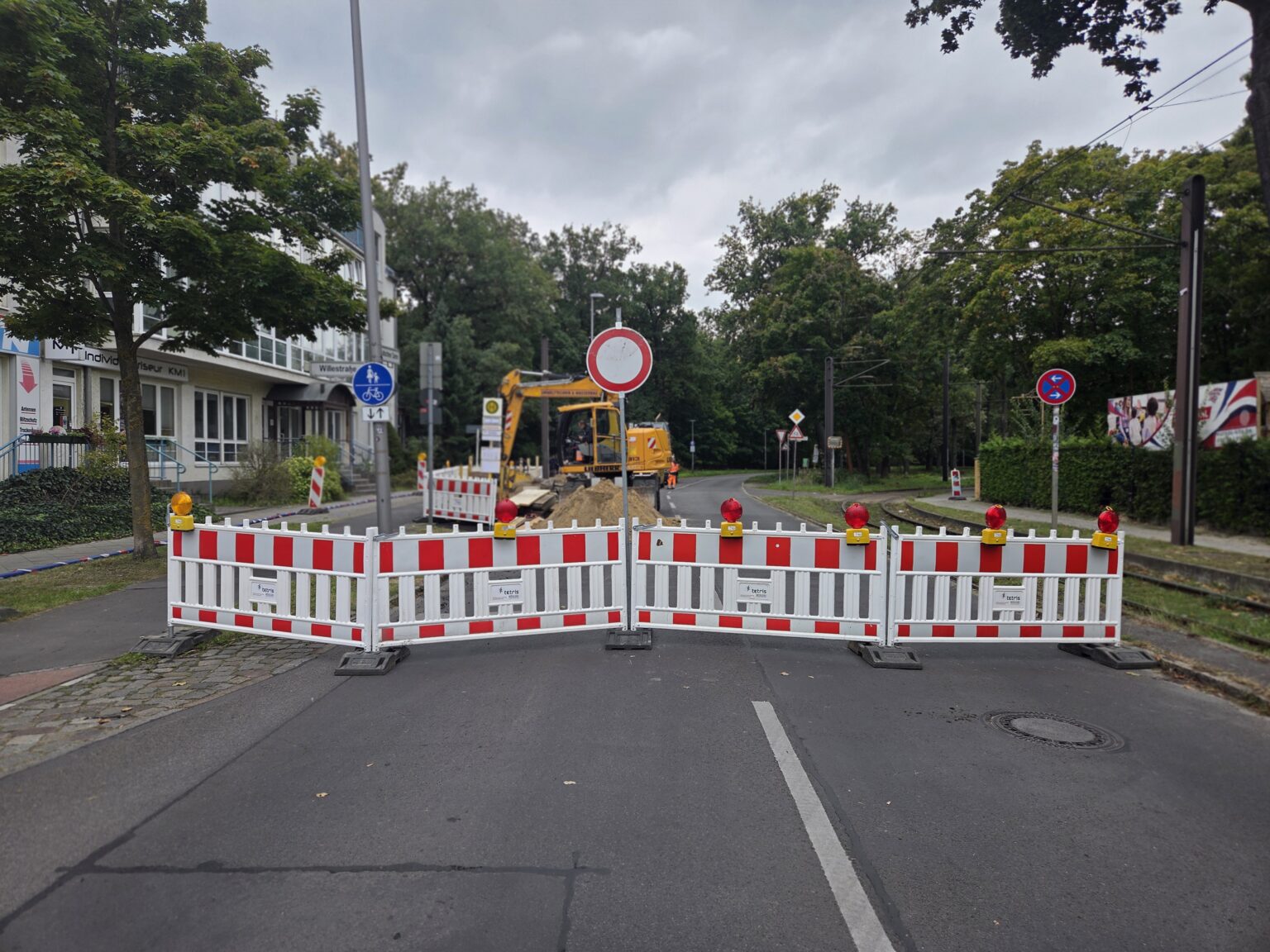 Wasserrohrbruch: Mahlsdorfer Straße zwischen Mahlsdorf und Köpenick ...