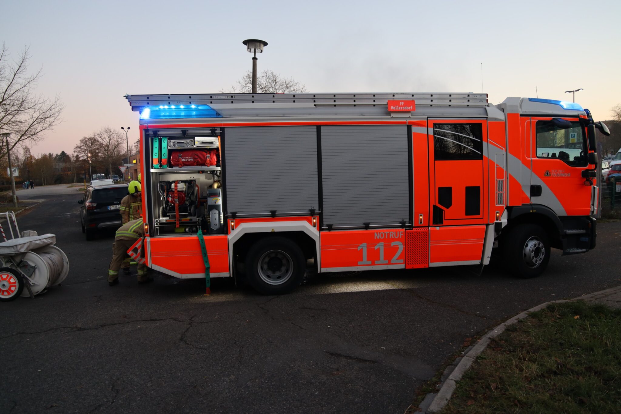 Brand in Altkleidercontainer an der Louis-Lewin-Straße – Freiwillige Feuerwehr im Einsatz ...